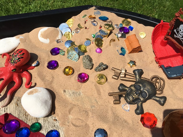 Pirate play in the Tuff Tray – Lottie Makes