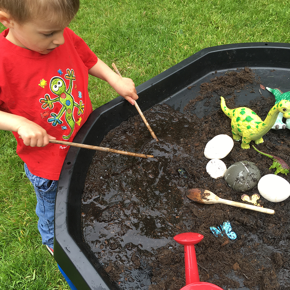 Tuff Tray Play – Planting Seeds – Lottie Makes